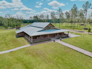 The Barn - Belle Oaks Barn in Brooker, FL
