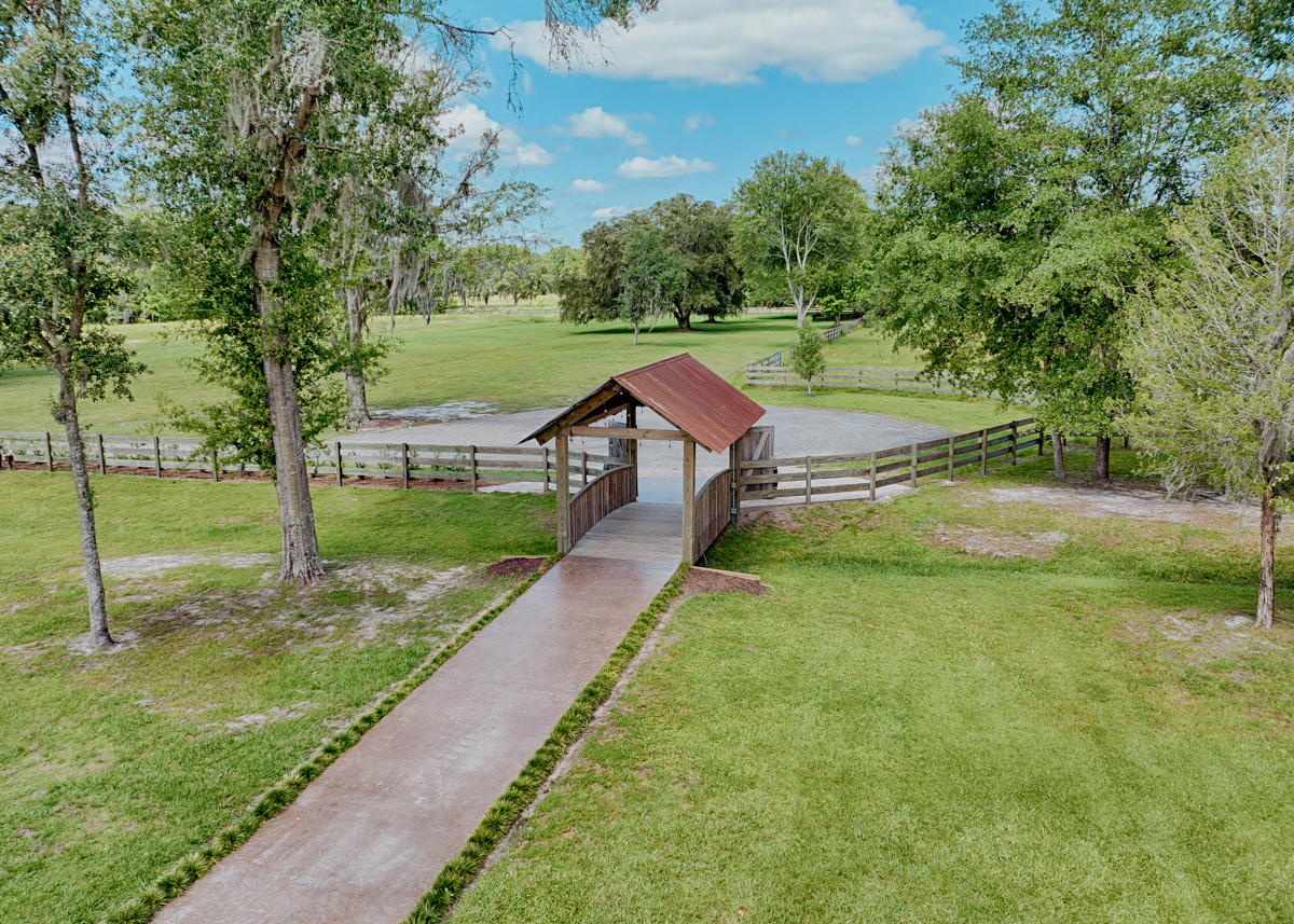 The Entryway - Belle Oaks Barn